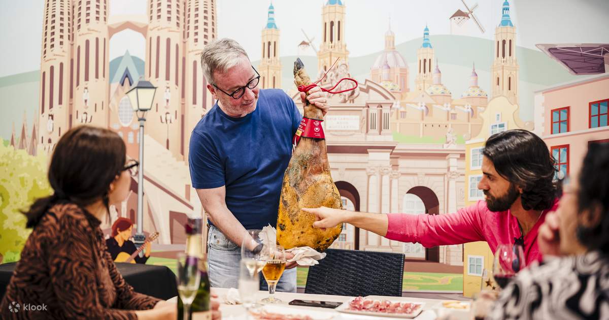 参加我们的 Jamón 体验大师班，深入了解火腿品尝艺术 Klook客路